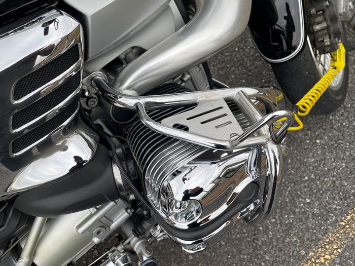 これは R18 では真似できない？ 純正エンジンガードの謎部分… BMW R1200C | 禁断の果実